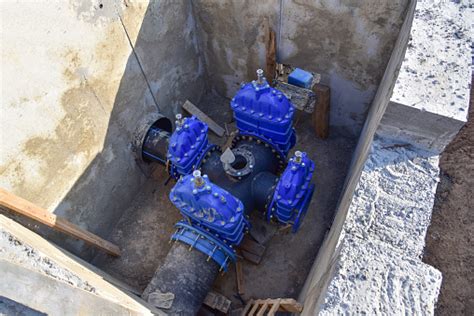 탄력있는 시트 게이트 밸브는 건설 현장에서 콘크리트 벙커에 물 공급 파이프 라인을 연결합니다 식수 및 하수용 솔루션 시스템 지하 배관 네트워크의 밸브 구덩이 가리기에 대한