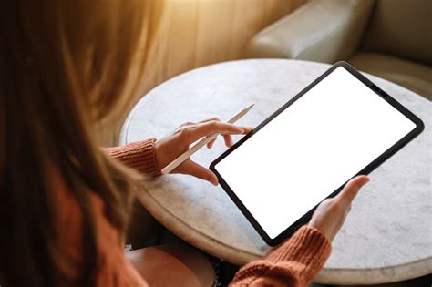 카페에서 빈 흰색 데스크톱 화면이있는 디지털 태블릿과 스마트 폰을 들고있는 여성 사무실에 대한 스톡 사진 및 기타 이미지 사무실 여자 여자만 Istock