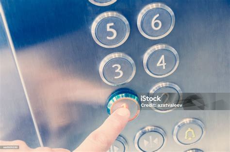 현대 금속 엘리베이터 비즈니스 건물에서 1 층에 손가락 누르면 엘리베이터에 대한 스톡 사진 및 기타 이미지 엘리베이터 0명 교통수단 Istock