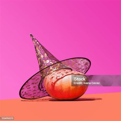 황금 색 프린트와 신선한 유기농 호박으로 눈에 띄는 검은 마녀 모자로 만든 할로윈 컨셉 써니 그림자 생생한 보라색과 테라코타 창조적 인 배경 0명에 대한 스톡 사진 및 기타