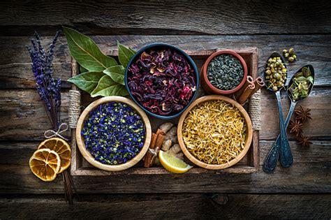 어두운 나무 테이블에 위에서 촬영 다양한 말린 차 잎과 꽃 0명에 대한 스톡 사진 및 기타 이미지 0명 갈색 개체 그룹 Istock