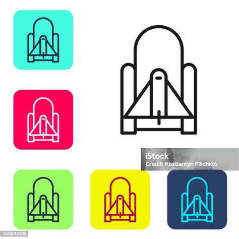 흰색 배경에 격리 된 우주 정거장 아이콘에서 검은 라인 로켓 발사 우주에서 로켓을 발사합니다 색상 정사각형 단추로 아이콘을 설정합니다 벡터 일러스트레이션 Launch