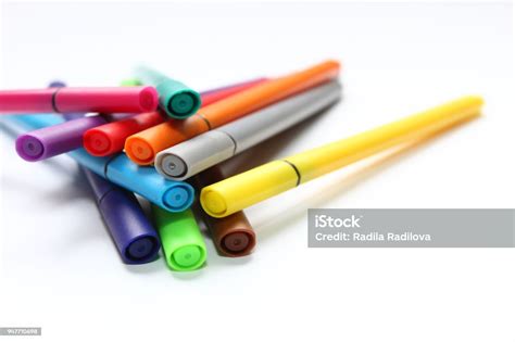 컬러 펜입니다 흰색 배경에 고립 된 색깔 펜으로 더미 컬러 배경 텍스처 펠트 펜 활동입니다 아이 들 학교 재미 시간 학생 들은 시간을 그림입니다 학교 용품입니다 공급을