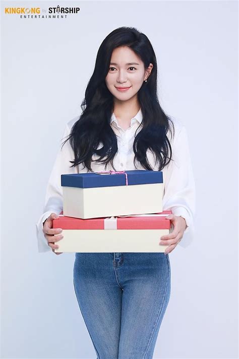 기타 여자 연예인 청바지에 있는 하늘 무지개 벽옥님의 핀 여배우 패션 아름다운 여성