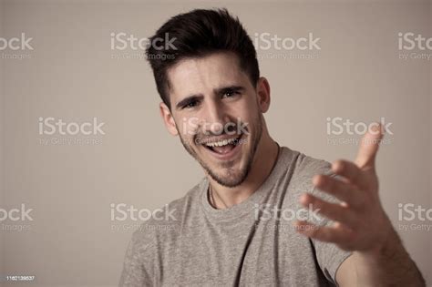 성취 축구 목표를 축하하는 젊은이의 초상화 복권 당첨 또는 큰 성공을 거두고 행복과 불신에서 외치고 몸짓을 합니다 얼굴 표정과