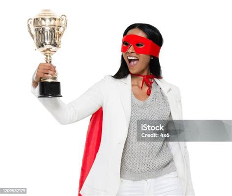 스마트 캐주얼을 입고 트로피를 들고 흰색 배경 앞에서 라틴 아메리카와 히스패닉 민족 여성 슈퍼 히어로 1위에 대한 스톡 사진 및