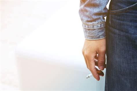 자 켓 청바지에서에서 젊은 남자 서 손에 옥외에서 담배 흡연 담배 연기 확산 누비 무늬에 대한 스톡 사진 및 기타 이미지 누비 무늬 니코틴 담배 Istock