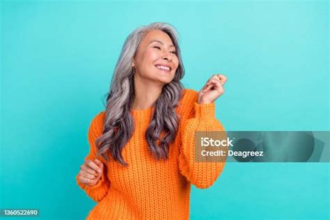 프로필 측면 사진 의 성숙한 쾌활한 예쁜 아가씨 는 재미 클럽이 청록색 배경을 통해 고립 된 빈 공간을 보고 한 명의 여자만에