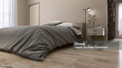 옷장 나무 침대 회색 담요 침대 옆 탁자 갈색 치장 벽토 벽의 창문 커튼에서 햇빛이 비치는 욕실이 있는 고급스럽고 현대적인 베이지색 침실 0명에 대한 스톡 사진 및 기타