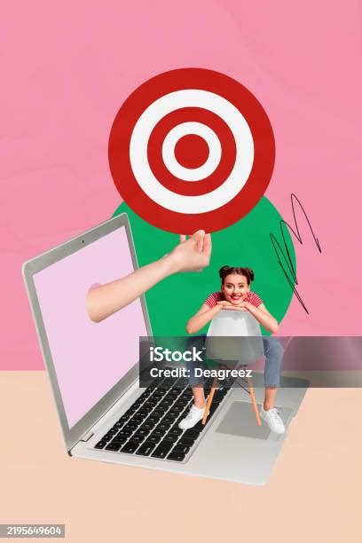 복합 스케치 이미지 디자인 트렌드 삽화 콜라주 의 동기 부여 최대로 전략 목표 도전 진행 거대한 노트북 젊은 아가씨 앉아 의자 20 24세에 대한 스톡 사진 및 기타 이미지