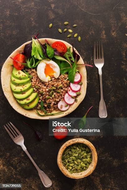 삶은 달걀 아보카도 무 차드 잎 Arugula 토마토와 씨앗이 있는 메 밀 죽 건강 한 음식이 있는 부처님 그릇 평면도 갈색에 대한 스톡 사진 및 기타 이미지 Istock