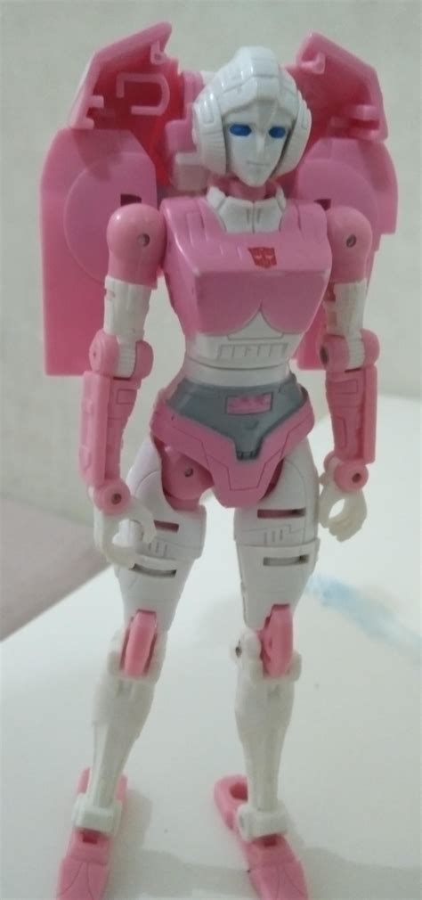 War For Cybertron Kingdom Arcee Is Just A Generic Female Action Figure