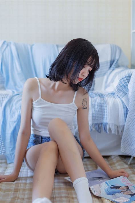 甜美清凉美女吊带私房高清写真 配图网