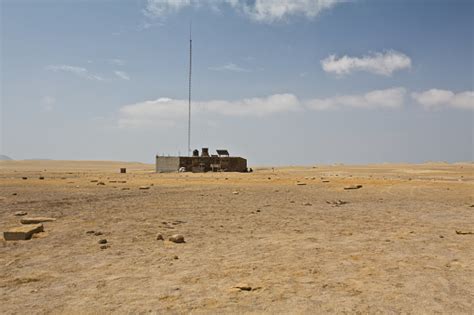 절벽 가까이 모래 사막에 집입니다 바위 섬에 국가 예비 열 대 사막 넓은 절벽과 Coloful 해변을 보고 완벽 한 장소 파라 카스의 마을 근처 작은 섬 0명에 대한 스톡