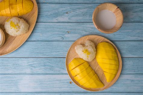 신선한 잘 익은 망고와 코코넛 밀크 정통 태국 디저트 태국의 인기있는 전통 디저트와 끈적 끈적한 쌀 0명에 대한 스톡 사진 및 기타 이미지 Istock