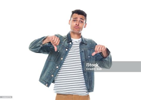 데님 재킷을 입고 흰색 배경 앞에 서있는 아프리카 계 미국인 민족 젊은 남성 엄지손가락을 아래로에 대한 스톡 사진 및 기타 이미지 엄지손가락을 아래로 20 24세