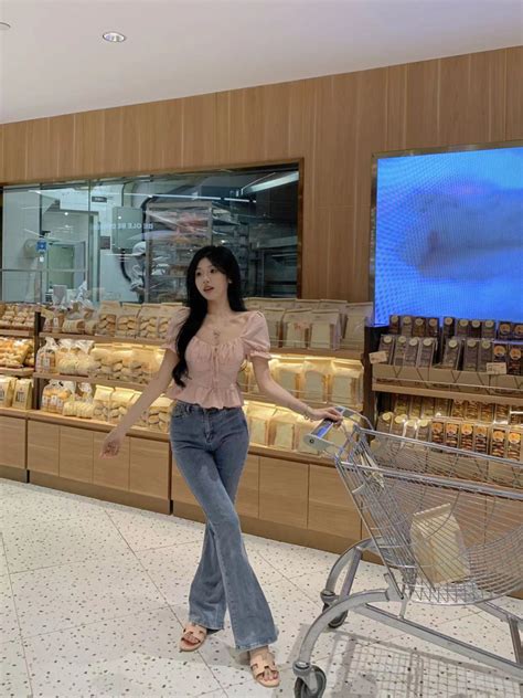 소프트 핑크 블라우스 스퀘어 넥 셔링 리본 반팔 하프 소매 오프 숄더 탑 프릴 러플 크롭 미니 숏 인디 딸기 우유 컬러 러블리 청순 여리 하늘하늘 여친 데이트 룩