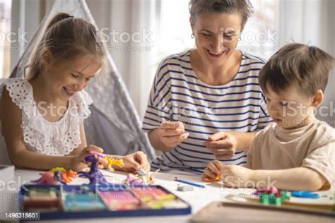 돌보는 어머니는 소년과 소녀 아이들과 함께 플라스틱 초기 개발에서 공룡을 조각합니다 3 명에 대한 스톡 사진 및 기타 이미지 3 명 가정 생활 가족 Istock
