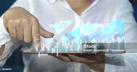 인간의 손에 디지털 태블릿과 세계 시장 거래 개념 과 디지털 금융 차트와 복사 공간 어두운 배경에 세계지도 가상 세계 온라인 마케팅 개념 메타 버스 가상현실에 대한 스톡
