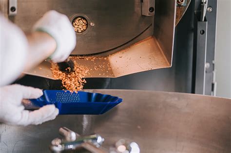 닫기 아시아 중국 노동자 노인 손 와 장갑 칫 솔질 및 청소 커피 로스터 기계 강철에 대한 스톡 사진 및 기타 이미지 강철