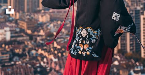 검은 코트를 입은 검은 머리 여자가 낮에 건물을 응시하고 있습니다 사진 Unsplash의 무료 여자 이미지