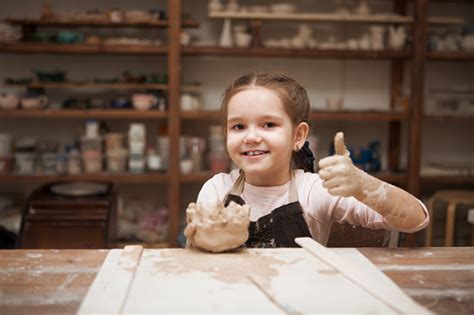 테이블 및 워크숍에서 카메라를 보고 엄지손가락을 보여주는 점토 도자기 아이 들과 함께 아이 형 아이에 대한 스톡 사진 및 기타 이미지 Istock