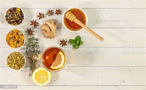 민트 레몬 생강을 곁들인 갓 만든 과일과 허브 티 한 잔 건강한 개념 트렌드 하드 섀도우 감귤류 과일에 대한 스톡 사진 및 기타 이미지 Istock