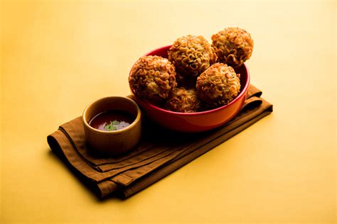 바삭바삭한 국수 매기 파코라 또는 파코다는 케첩과 함께 제공되는 인기 있는 인도차이나 길거리 음식입니다 0명에 대한 스톡 사진 및 기타 이미지 Istock