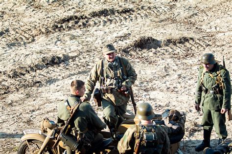 탱크 항공기 차량 및 시대 의상과 제복을 입은 사람들과 함께 Ww2 기간의 군사 제정 쇼 드네 프르 해방을위한 전투의 복원 4 명에 대한 스톡 사진 및 기타 이미지 Istock