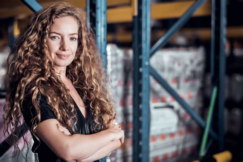 자신감 백인 여성 소유자는 서 서 상품 창고 상점에서 그녀의 팔을 교차 하 고 수입 및 수출화물화물 선박에서 제어 적재 컨테이너 상자를 확인 경영자에 대한 스톡 사진 및