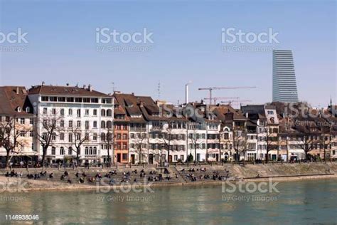 바젤 시내 중심 및 라인 강 전망을 제공 합니다 오래 된 건물 카페와 현대적인 마천루 은행에 앉아있는 사람들 푸른 하늘입니다 도시 스위스 바젤 카페에 대한 스톡 사진 및