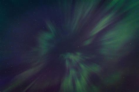 가벼운 버스트 겨울 밤 경치 고요한 과학 광파 극광 내츄럴스카이 녹색 오로라 대기의 모래 밤하늘 별 별을 바라보는 북극광 북반구 불빛 스카이