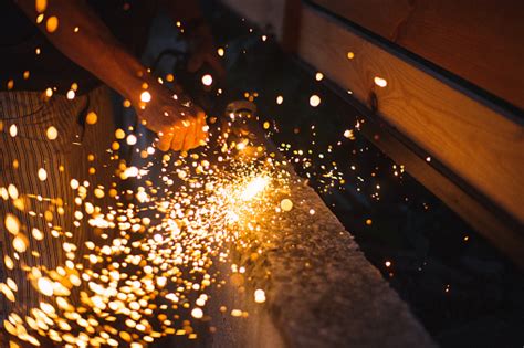 그 라인 더와 남자의 손에 울타리를 구축 하 고 있다 앵글 그 라인 더에서 불꽃 건설 산업에 대한 스톡 사진 및 기타 이미지