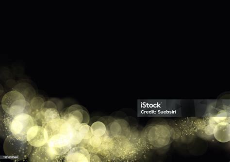 골드 보케 배경 파스텔 노란색 크리스마스 배경이 반짝이고 반짝이는 빛 계절별 인사말을위한 공간을 복사하십시오 초점이 맞지 않는 추상적인 흰색 반짝이 배경 개화기에 대한 스톡