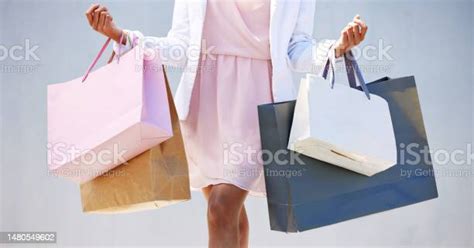 쇼핑백 여성 및 판매 고객의 손 프로모션 또는 고급 브랜드 할인 구매 휴일에 디자이너 패션 소매 제안 및 모형 로고 공간 또는 선물 야외 선물을 가진 모델 사람 20 24