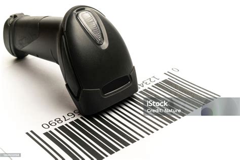 바코드 스캐닝 창고용 레이저 스캐너를 판독합니다 흰색 배경에서 격리된 소매 라벨 바코드 스캔 창고 재고 관리 0명에 대한 스톡