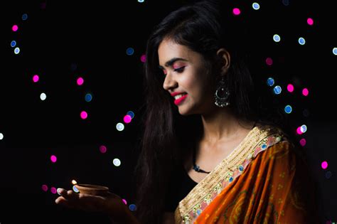 디왈리 디야 와 인도 사리에서 디왈리를 축하하는 젊은 십대 소녀 가족에 대한 스톡 사진 및 기타 이미지 가족 디왈리 머리