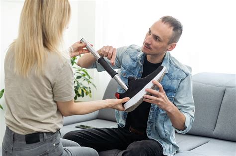 현대 병원 물리 치료 고급 로봇 다리를 착용한 장애인 환자를 돕습니다 물리 치료 재활 기술 2명에 대한 스톡 사진 및 기타 이미지 Istock