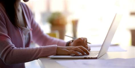 그녀의 프로젝트에 작업하는 동안 랩톱 컴퓨터에 입력 젊은 사업가의 클로즈업보기 개념에 대한 스톡 사진 및 기타 이미지 개념 개념과 주제 기업 비즈니스 Istock