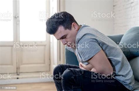 우울 하 고 절망적 인 정서적 고 통과 불행을 겪고 집 소파에 혼자 울고 벌목 하는 젊은 남자의 초상화 사람들이 깨진 마음 왕 따 우울증 및 정신 건강 개념 문제