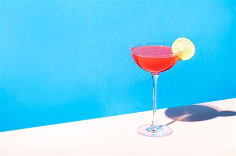 실버 데킬라 자몽과 라임 주스 시럽 이탈리안 레드 비터 리큐어 여름 파란색 밝은 배경 단단한 빛과 그림자를 곁들인 시에스타