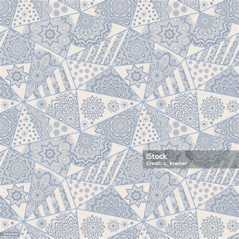 회색 파란색과 베이지색 기하학적 아트 데코 장식품 양식과 동양의 방사형 장미에서 추상 원활한 삼각형 패치워크 패턴입니다 카펫 직물 인쇄 벽지 포장지 0명에 대한 스톡 벡터