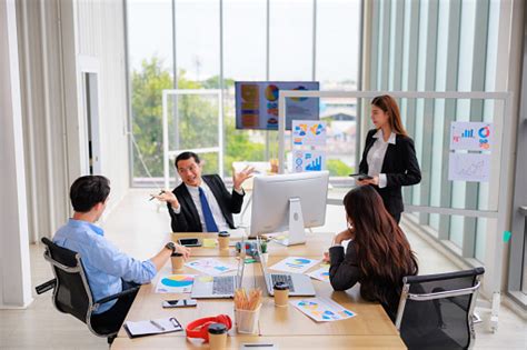 생산적인 회의에 참여하고 팀워크를 육성하고 비즈니스 프레젠테이션에서 성공하기 위한 전략적 계획을 세우는 기업 여성 사업가 25 29세에 대한 스톡 사진 및 기타 이미지