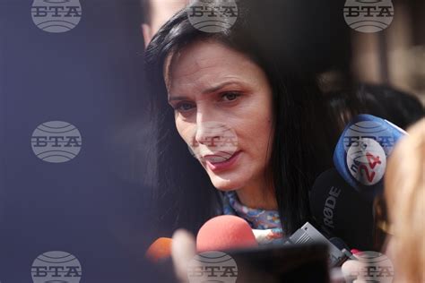 Кандидатът за премиер Мария Габриел дойде на „Дондуков“ 2 за да