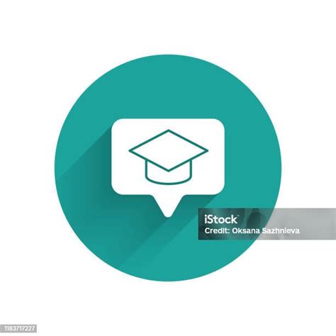 긴 그림자로 격리 된 음성 거품 아이콘의 흰색 졸업 캡입니다 태슬 아이콘이 있는 졸업 모자 녹색 원 버튼입니다 벡터 일러스트레이션 교육에 대한 스톡 벡터 아트 및 기타