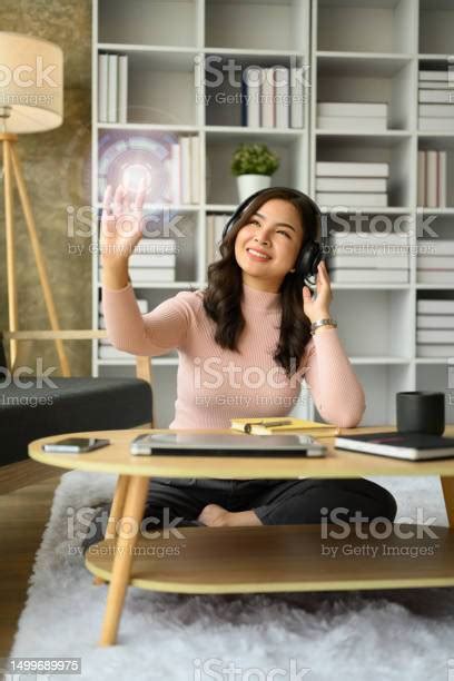 헤드폰을 끼고 가상 화면의 버튼을 누르는 웃는 여자 미래 기술 혁신 및 사이버 공간 25 29세에 대한 스톡 사진 및 기타 이미지 25 29세 가리키기 가상 이벤트