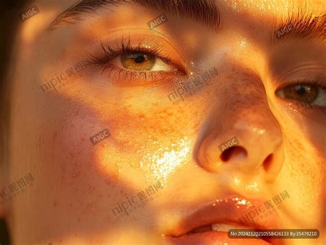 Ai创作图雀斑脸 阳光照射皮肤 晒斑 袪斑袪痘 带雀斑的 家常裸斑 磨皮 橘光 面部局部特写 活油斑 磨皮素材 强烈反光暖色调 暖色逆光透光 油光 美化磨皮 昵图网