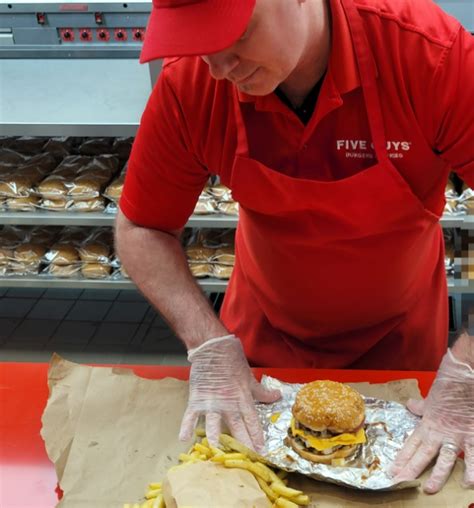 강남대로 상륙한 ‘미국 3대 버거 파이브가이즈…가격은 얼마 서울신문