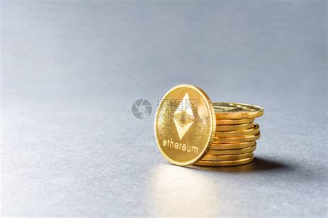 深色背景上的金色比特币硬与欧元硬币虚拟货币加密货币新的虚拟货高清图片下载 正版图片503570644 摄图网
