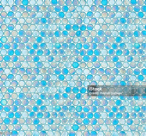 밝은 무지개 빛깔의 투명 한 하늘 파란색 푸른 둥근 모자이크 타일 텍스처 흰색 배경에 반사 0명에 대한 스톡 사진 및 기타 이미지 Istock